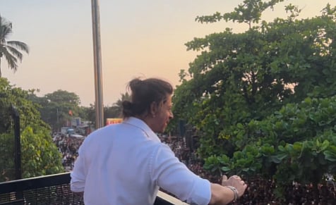 [PICS] Dressed in a pathani suit, Shah Rukh Khan greets a sea of fans on Eid 2024