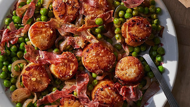 Delicious Scallop Recipe with Peas and Prosciutto for Campfire Cooking