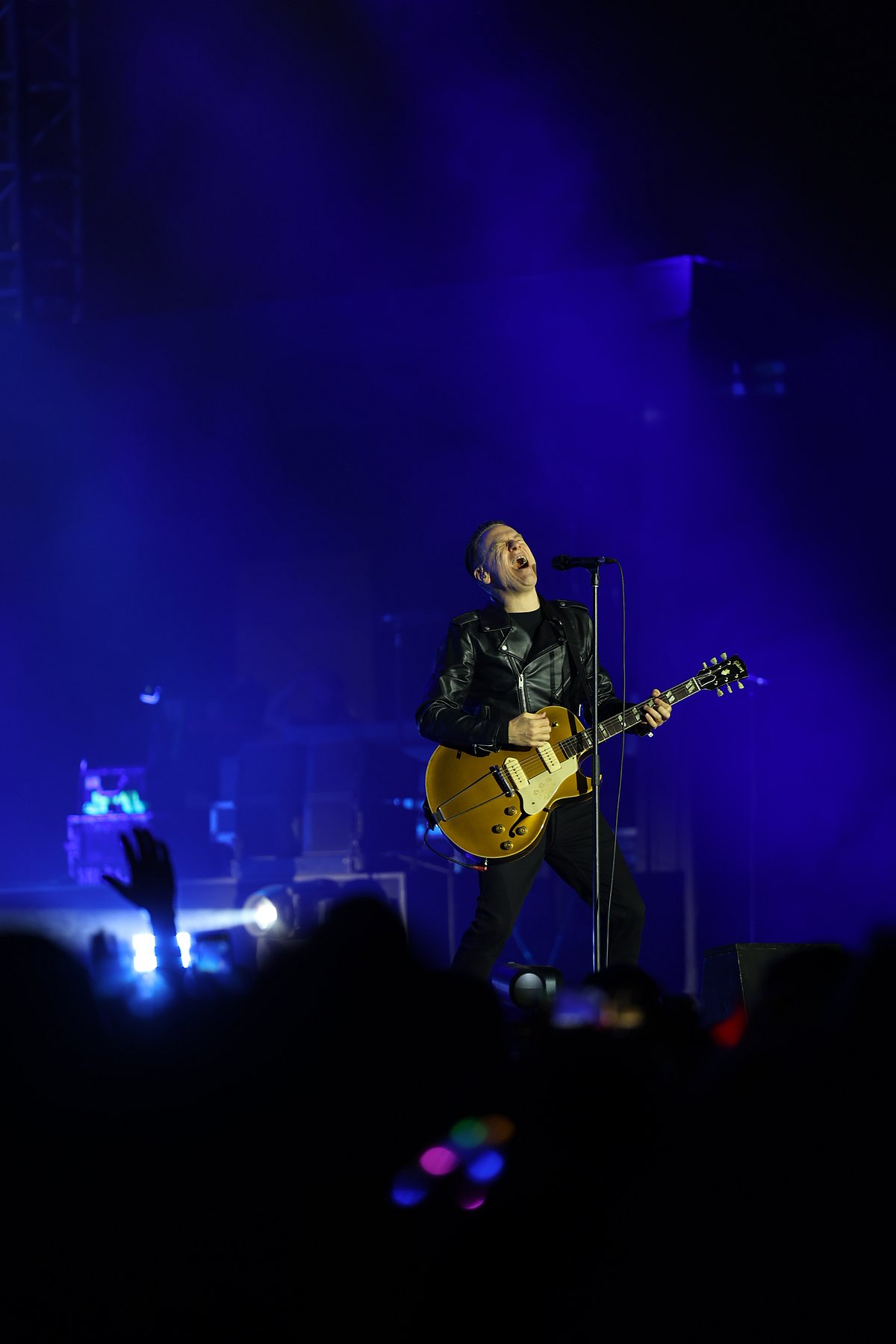 So happy it hurts! Fans left in tears watching Bryan Adams sing some of ...
