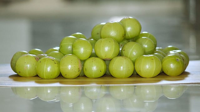 Amla vs. blueberries: which superfruit should you choose this summer?