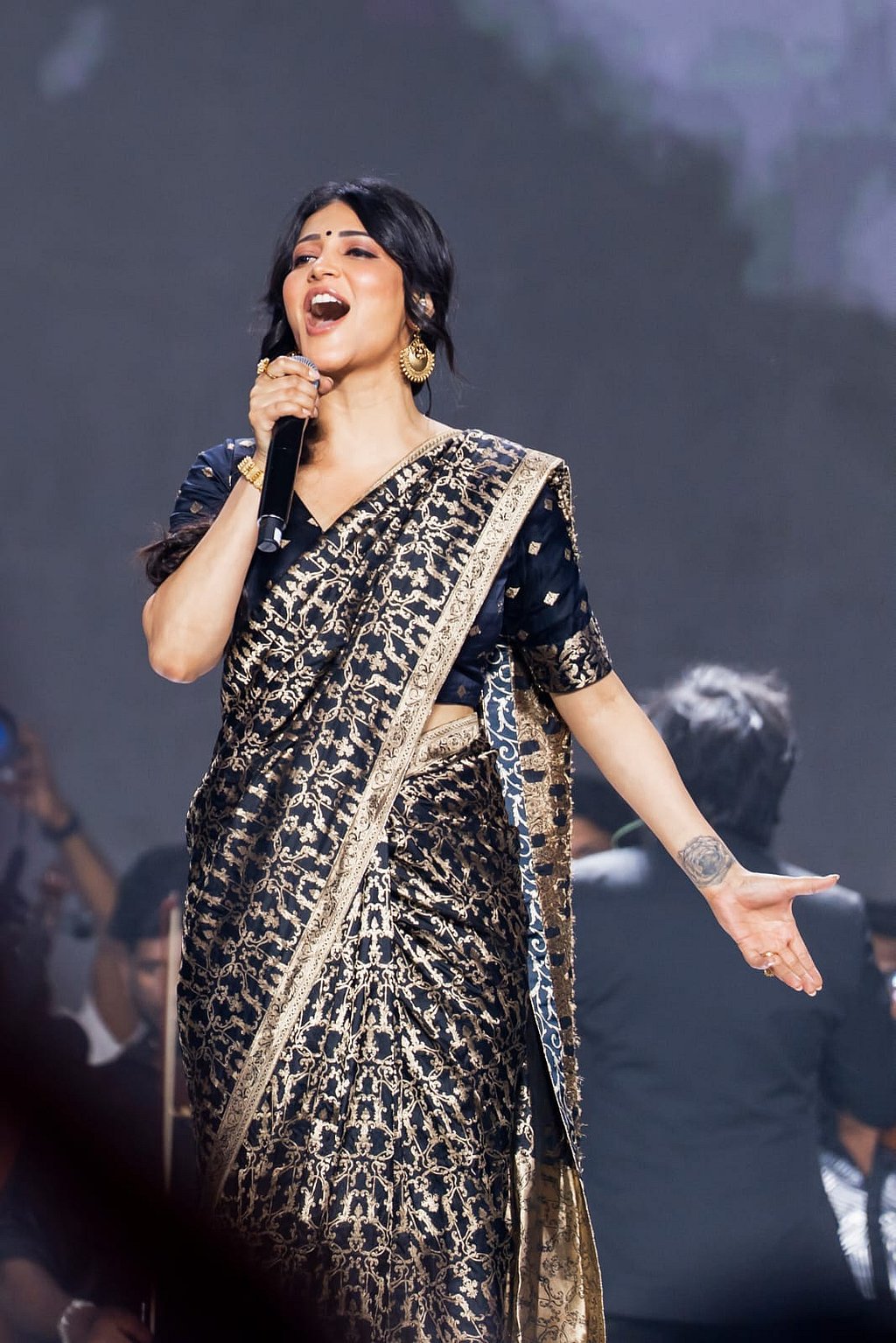 Shruti Haasan wins hearts with rendition of ‘Vinveli Nayaga’ from ‘Thug ...