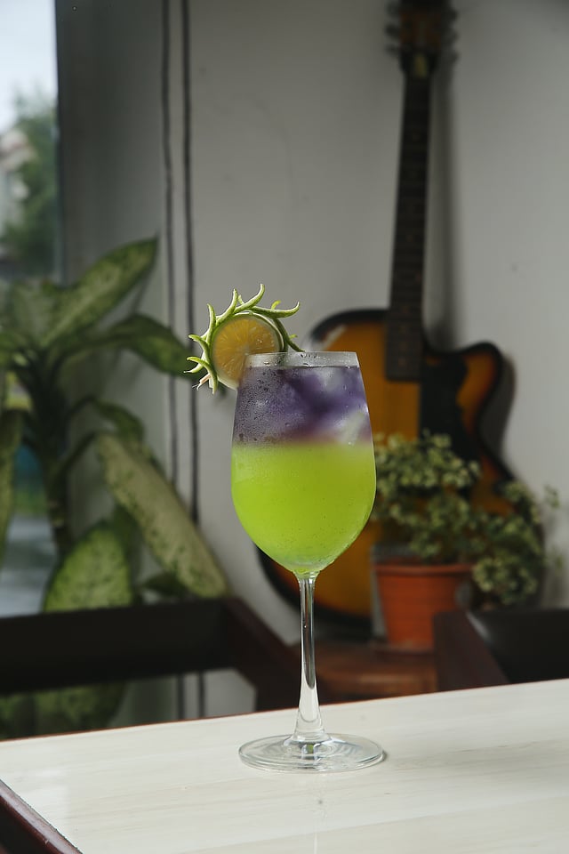 This snug Kolkata cafe serves both sweet and savoury mango fare