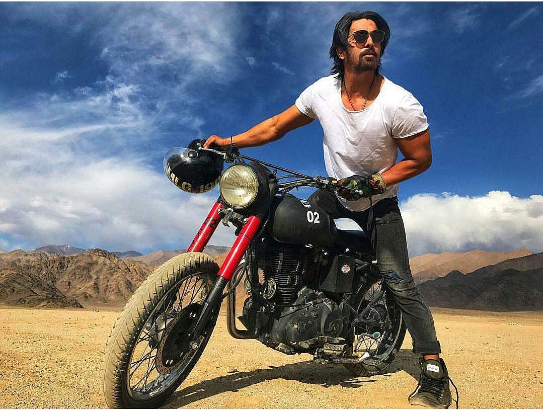 Harshvardhan Rane to stay with army officers for Paltan