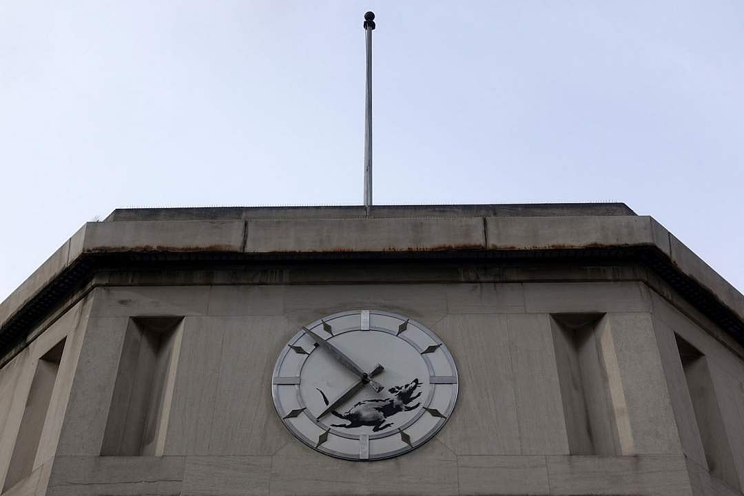 Graffiti artist Banksy strikes again with the sketch of rat on an NYC clock