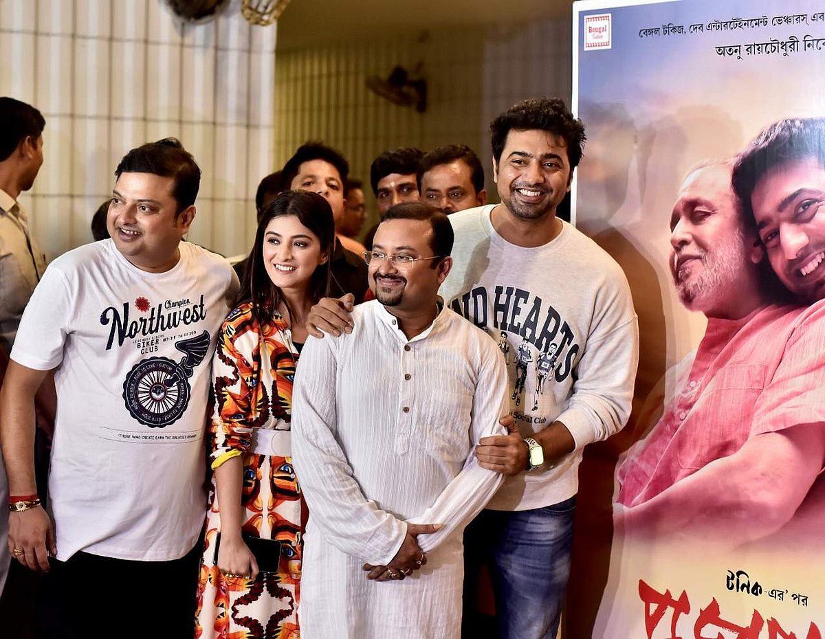 In pics: Dev's new film Projapati's announcement was all glitzy