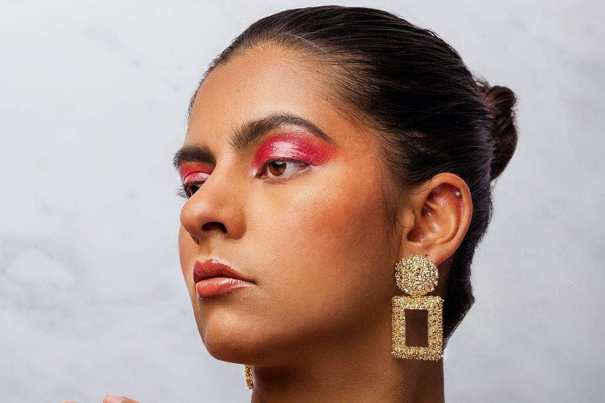 Try these stylish approaches to showcase gold jewellery for a striking ...