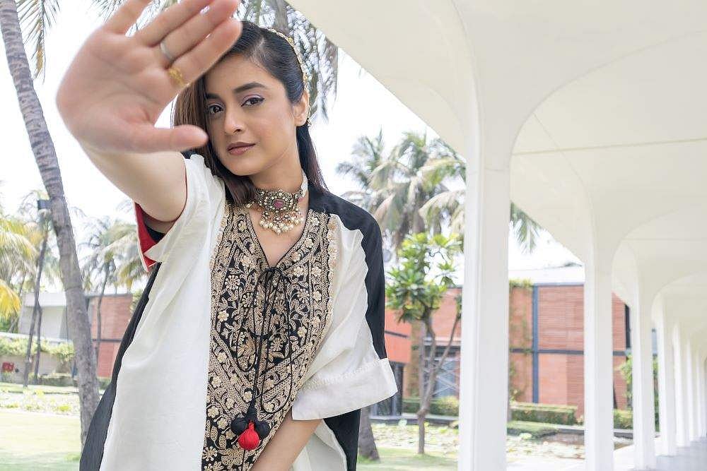 Beat the sun in style like Darshana!