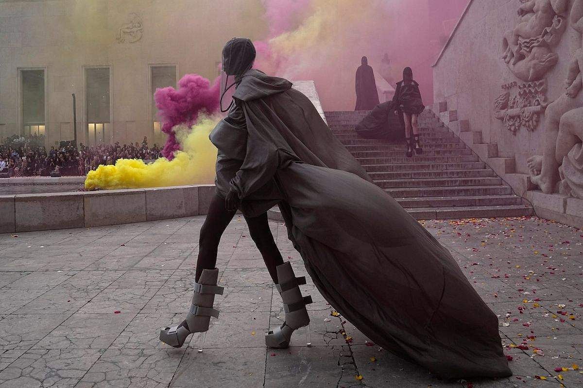 Paris Fashion Week: Gabriela Hearst exits Chloé dancing, not crying ...