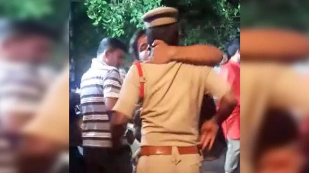 Drunk man kisses a police officer In Telangana