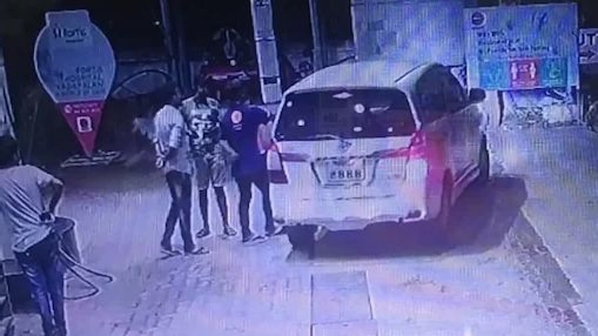 Those who came in the car with the ADMK flag put diesel and fled ...