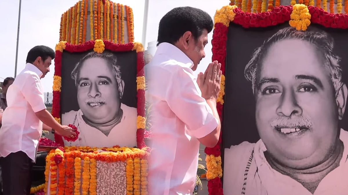 cm mk stalin respects to perarignar anna's statue on anna's 116th birthday