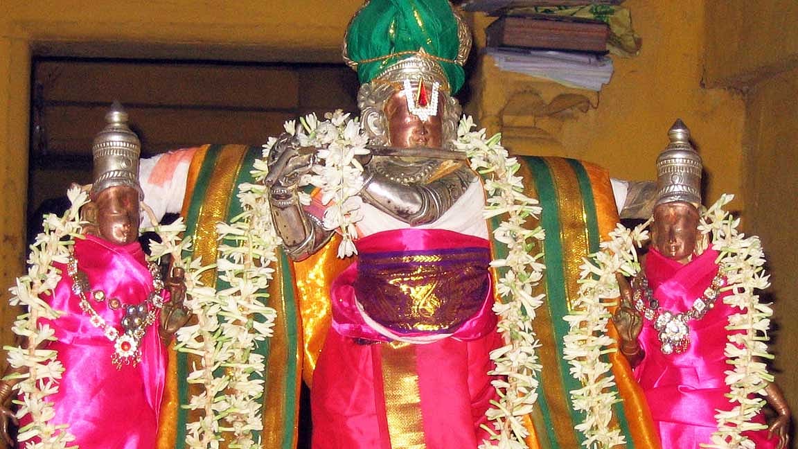 அங்கிங்கெனாதபடி எங்கும் அருள்பாலிக்கும் கண்ணன்