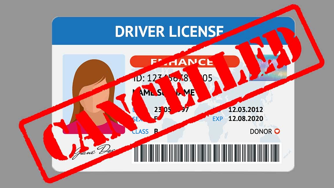 வீலிங் செய்ய முயன்று தலை குப்புறக் கவிழ்ந்த கேரள இளைஞர்! ஓட்டுநர் ...