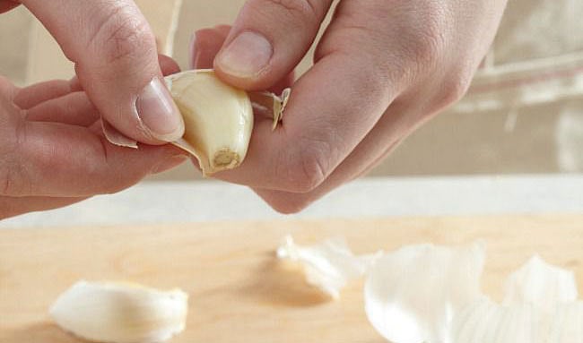 Do you know about skin allergy caused by peeling garlic and onion?