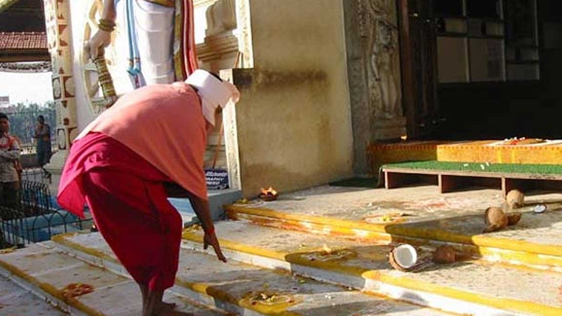 Do you know the reason for bowing by touching the temple step?