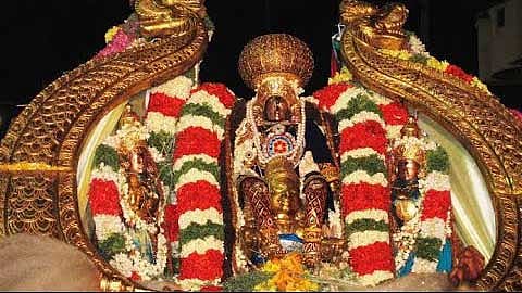 கண்களைக் கட்டிக்கொண்டு பெருமாளுக்கு கிரீடம் சாத்தும் கோயில் எது ...