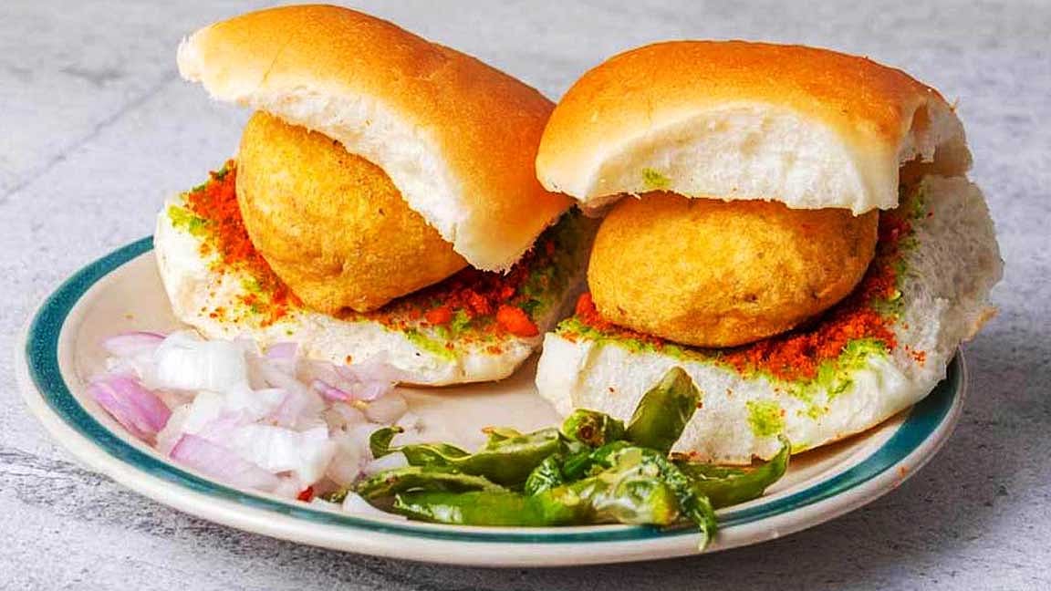 புகழ்பெற்ற மும்பை Street Food வடா பாவ்! Famous Mumbai Street Food Vada Pav!