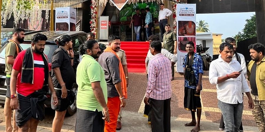 'ಲವ್ ಜಿಹಾದ್' ಎಂದು ಆರೋಪಿಸಿ ಹಿಂದೂ ಯುವತಿಯ ಪೋಷಕರ ಸಮ್ಮುಖದಲ್ಲೇ ಹಿಂದೂ ...