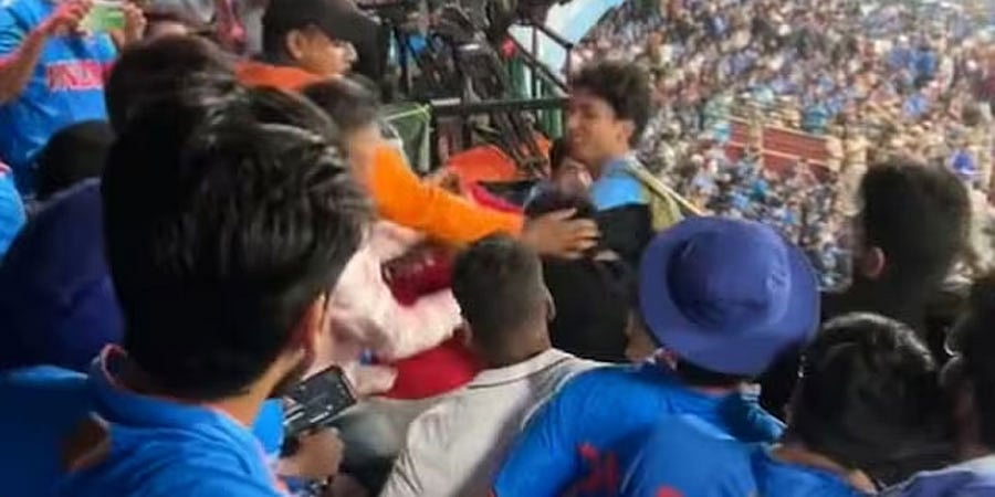 ಭಾರತ-ಅಫ್ಘಾನಿಸ್ತಾನ ಪಂದ್ಯದ ವೇಳೆ ಮೈದಾನದಲ್ಲೇ ಕೈ-ಕೈ ಮಿಲಾಯಿಸಿದ ಫ್ಯಾನ್ಸ್