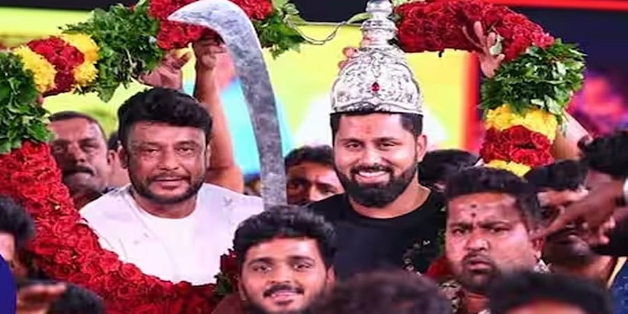 ಸಾರ್ವಜನಿಕವಾಗಿ ಲಾಂಗ್ ಹಿಡಿದು ದರ್ಶನ್ ಪೋಸ್! ಮತ್ತೆ ವಿವಾದ!