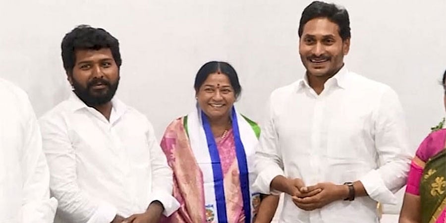 ಮಾಜಿ ಸಚಿವ ಶ್ರೀರಾಮುಲು ಸಹೋದರಿ ಜೆ ಶಾಂತಾ YSR ಕಾಂಗ್ರೆಸ್‌ ಪಕ್ಷ ಸೇರ್ಪಡೆ