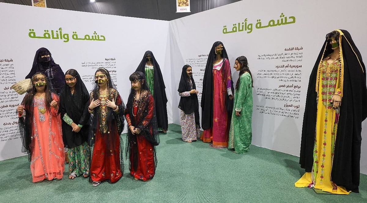 أزياء المرأة الإماراتية التراثية تبهر زوار مهرجان ليوا للرطب