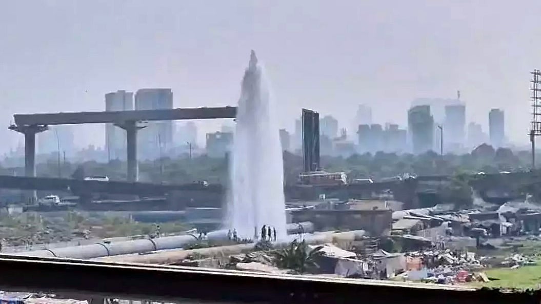 Lakhs of litres lost as Bandra’s massive water pipeline burst on ...