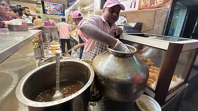 Top 5 pani puri spots in Bandra, to satiate your street food cravings!