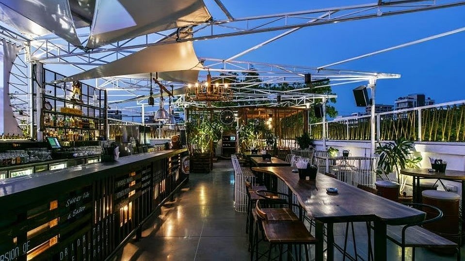 Bookmark THESE 7 rooftop restaurants in Mumbai to feast with a view!