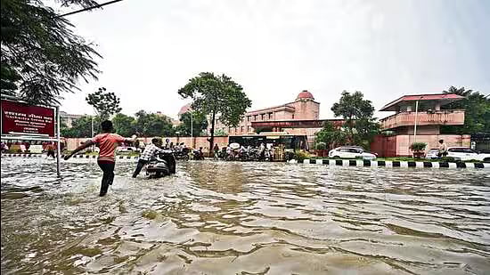 Lucknow Weather News: Heaviest rainfall, Orange Alert for 48 hours