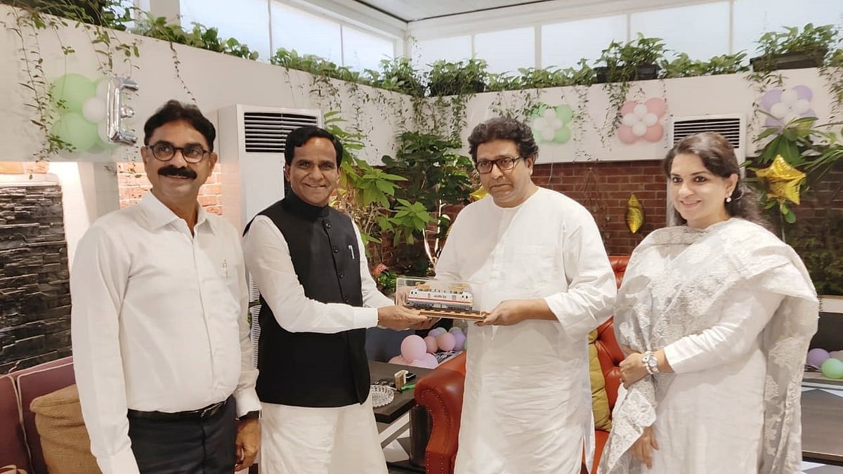 राज ठाकरेंच्या घरी भाजपनेते; दानवेंनी दिलेल्या 'खास भेटी'मुळे चर्चेला उधाण