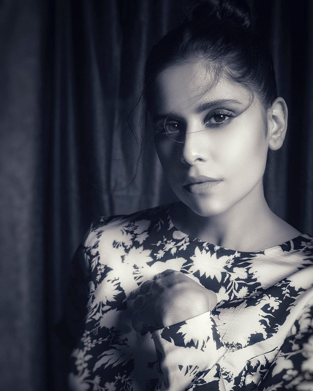 फ्लोरल ब्लैक आणि व्हाईट ड्रेस मध्ये सईचा नवीन लूक