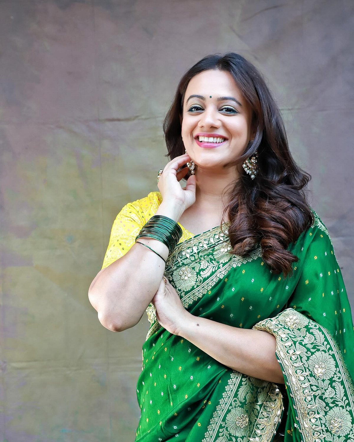 Spruha Joshi: Traditional composition of Spruha Joshi on Vatpournima