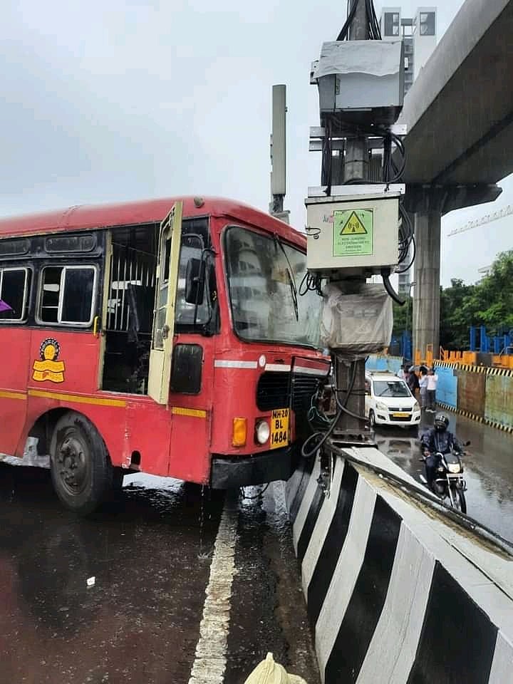 एसटी बस चालकाचे नियत्रंण सुटल्याने अपघात