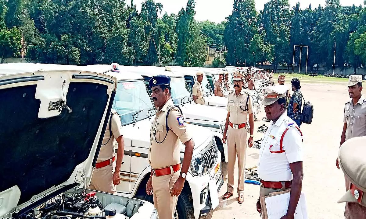 வேலூர் மாவட்டத்தில் போலீஸ் வாகனங்களை எஸ்.பி. ஆய்வு