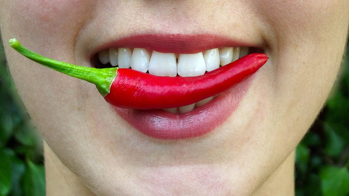 Beauty or Burn? Influencer Uses Green Chilli as Lip Plumper, Sparks ...
