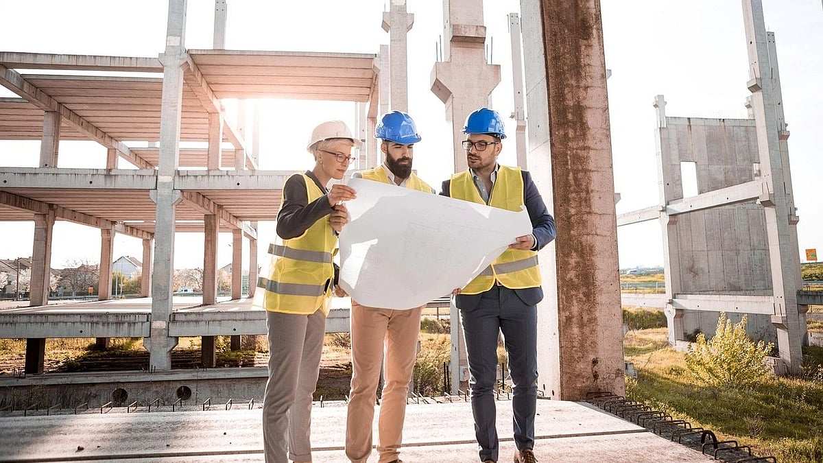 Why Construction Safety Vests Are Essential on High-Risk Job Sites