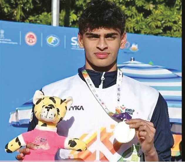 Madhavan's son wins swimming gold