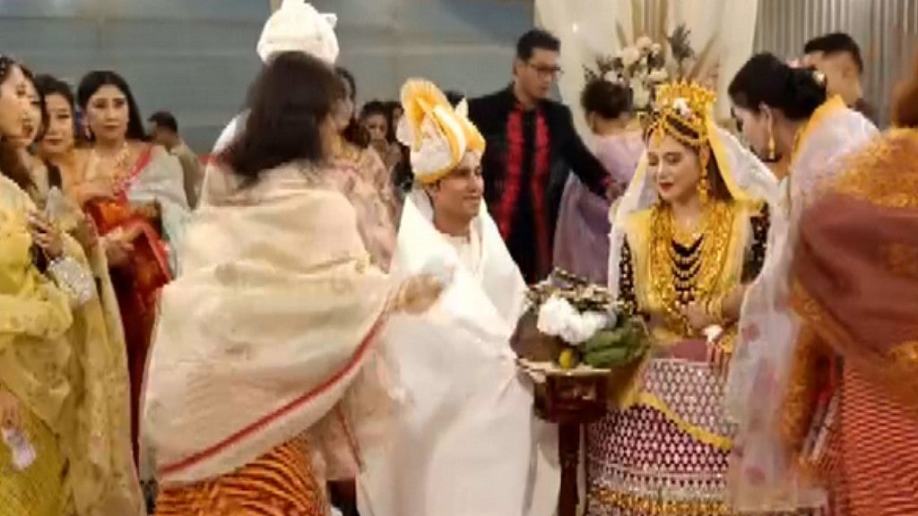 Randeep Hooda & Lin Laishram's Traditional Manipuri Wedding in Imphal ...