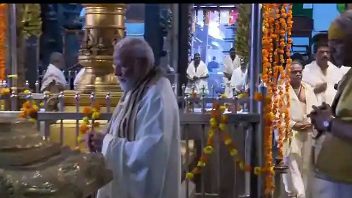 PM offers prayers at Kerala's Triprayar Sree Ramaswamy Temple