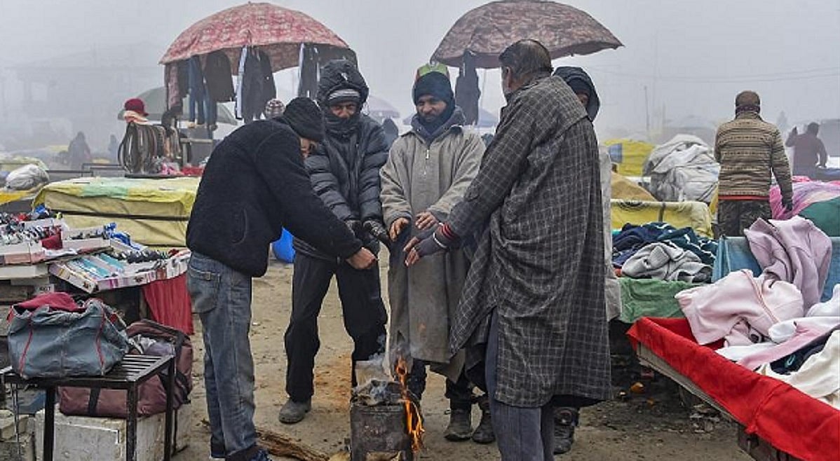 Kashmir Cold Wave: Freezing Temperatures Grip Valley, Dal Lake Freezes Over