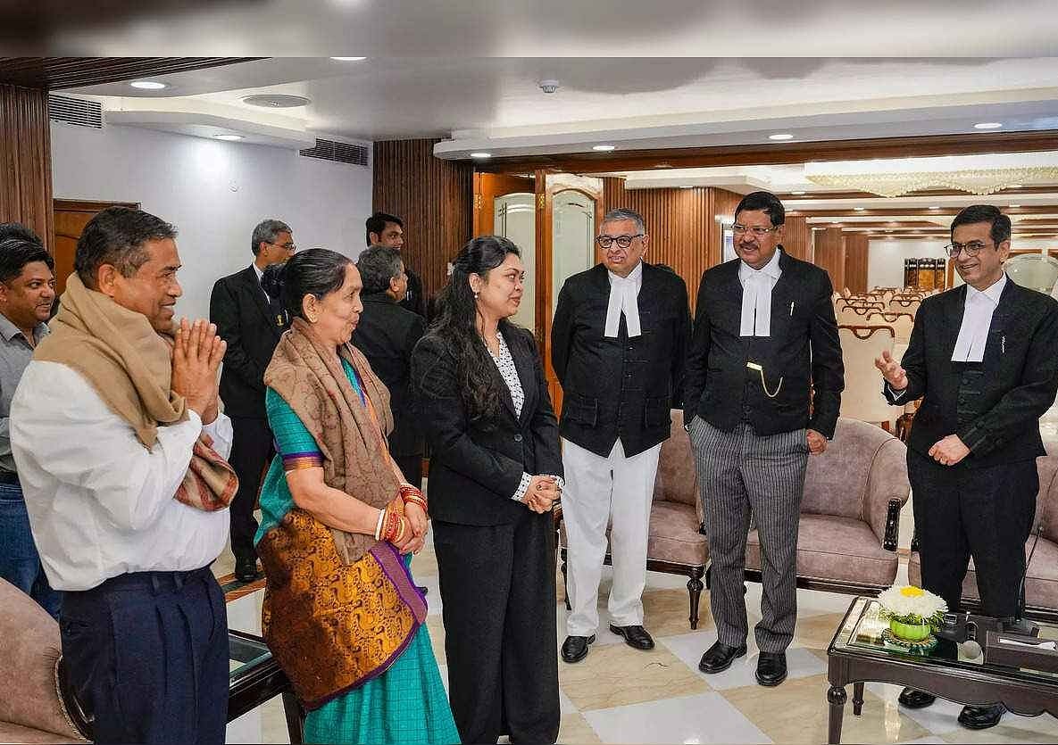 CJI & Top Court Judges Felicitate Cook's Daughter Pursuing Masters in ...