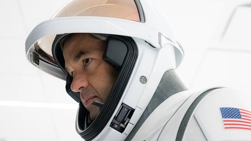 Billionaire steps out of SpaceX capsule for first private spacewalk ...