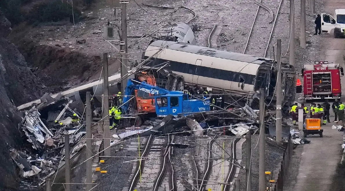 Barcelona commuter train crashes, killing 1, days after deadly train ...