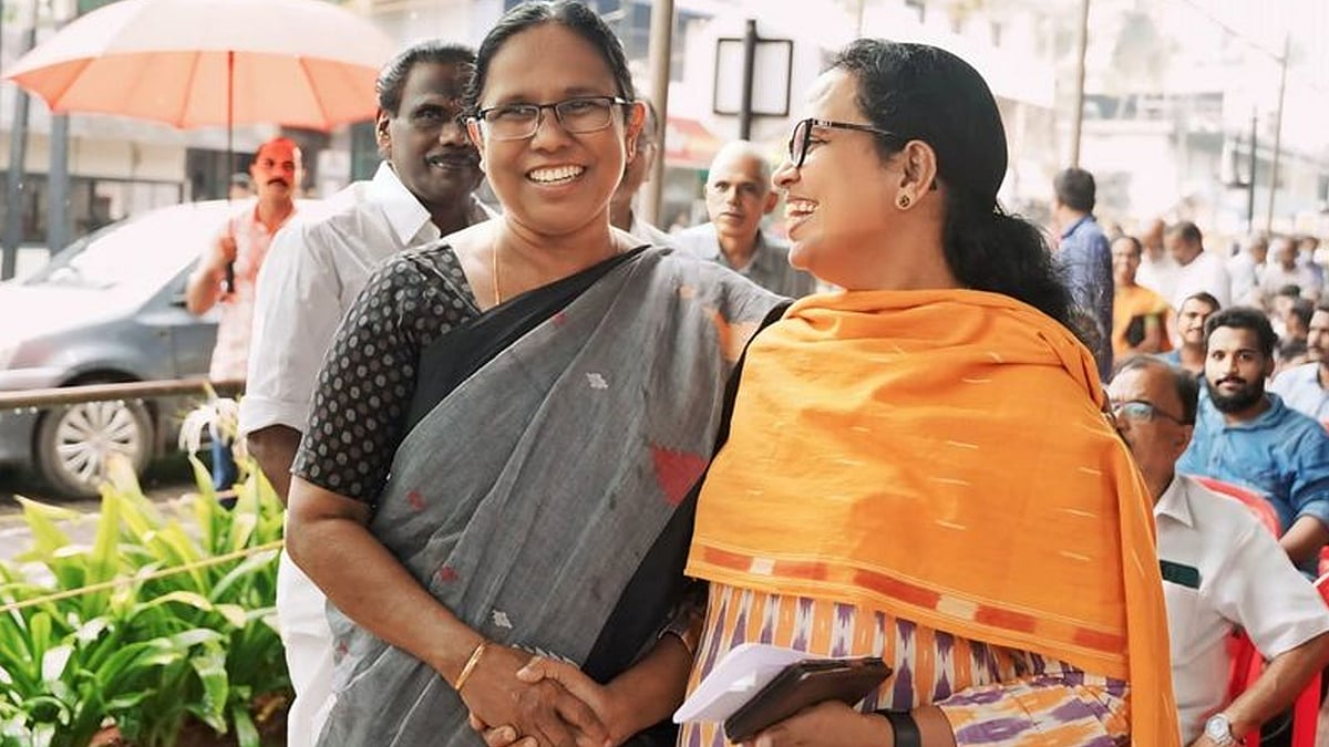 ''ചിരി മായാതെ മടങ്ങൂ ടീച്ചർ.., മരിച്ച മനുഷ്യരേയും തോറ്റ മനുഷ്യരേയും ചേ ...