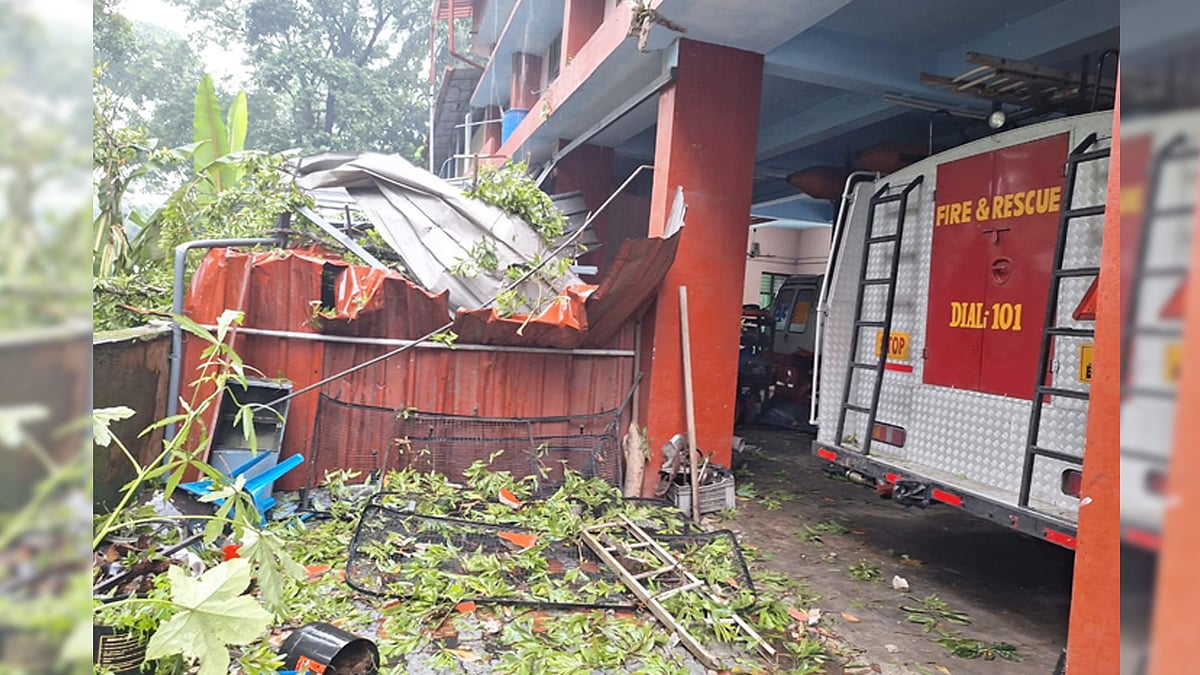 അങ്കമാലി ഫയർഫോഴ്സ് ഓഫീസിനു മുകളിലേക്ക് മരം വീണു | tree fell on top of ...
