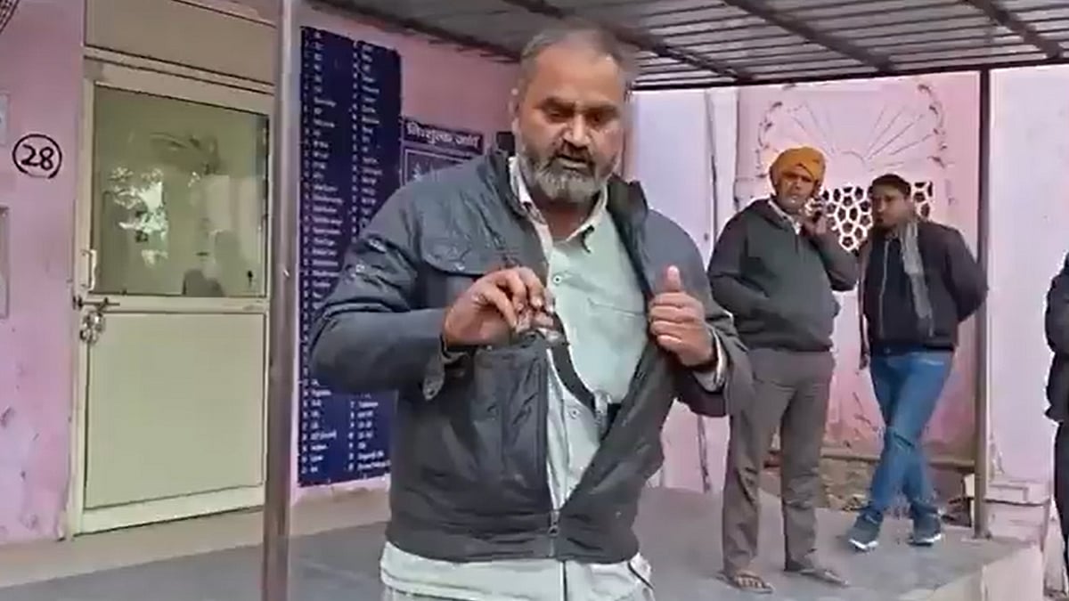 കടിച്ച പാമ്പിനെ പോക്കറ്റിലാക്കി ആശുപത്രിയിലെത്തി റിക്ഷാ ഡ്രൈവർ; ചികിത്സ ...