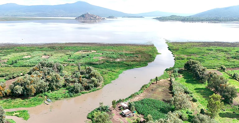 Con maquinaria especializada continuará conservación del lago de Pátzcuaro