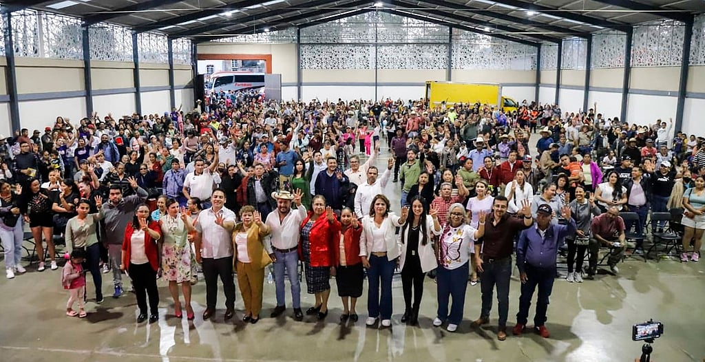 Fabiola Alanís saca músculo en Huiramba; miles le manifiestan su respaldo