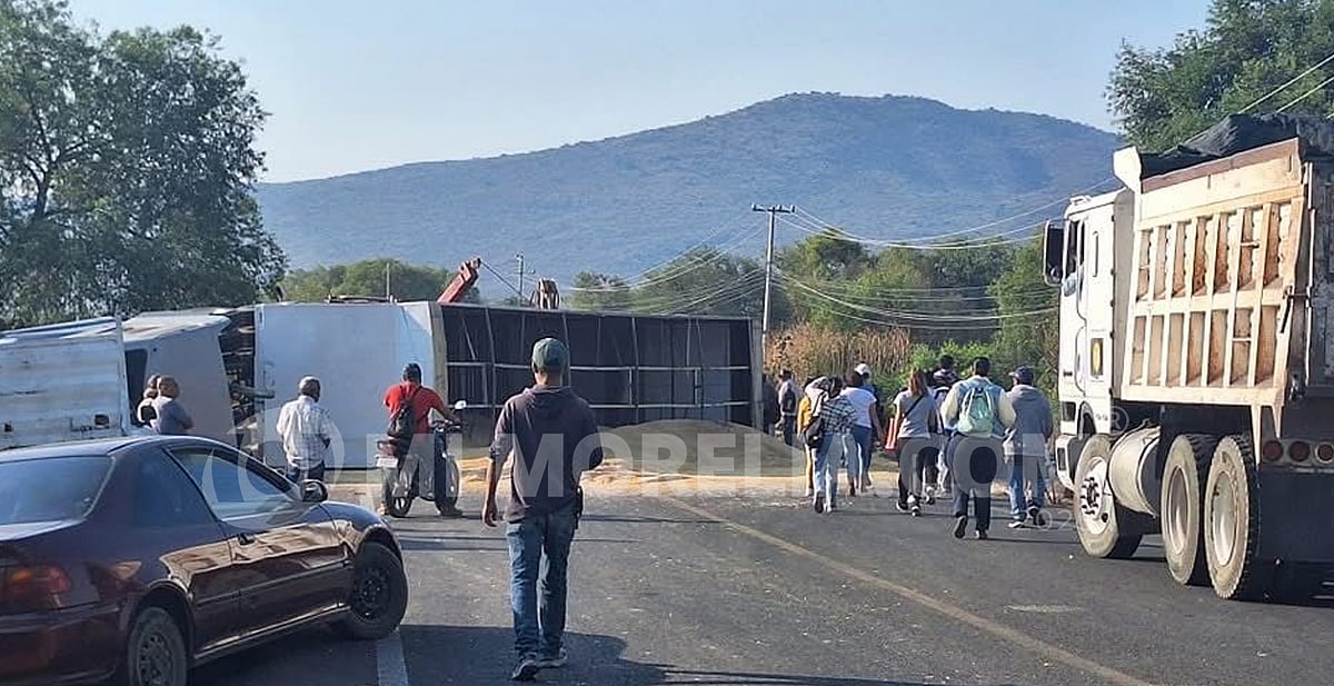 Tráiler vuelca y bloquea completamente carretera Puruándiro-Villachuato